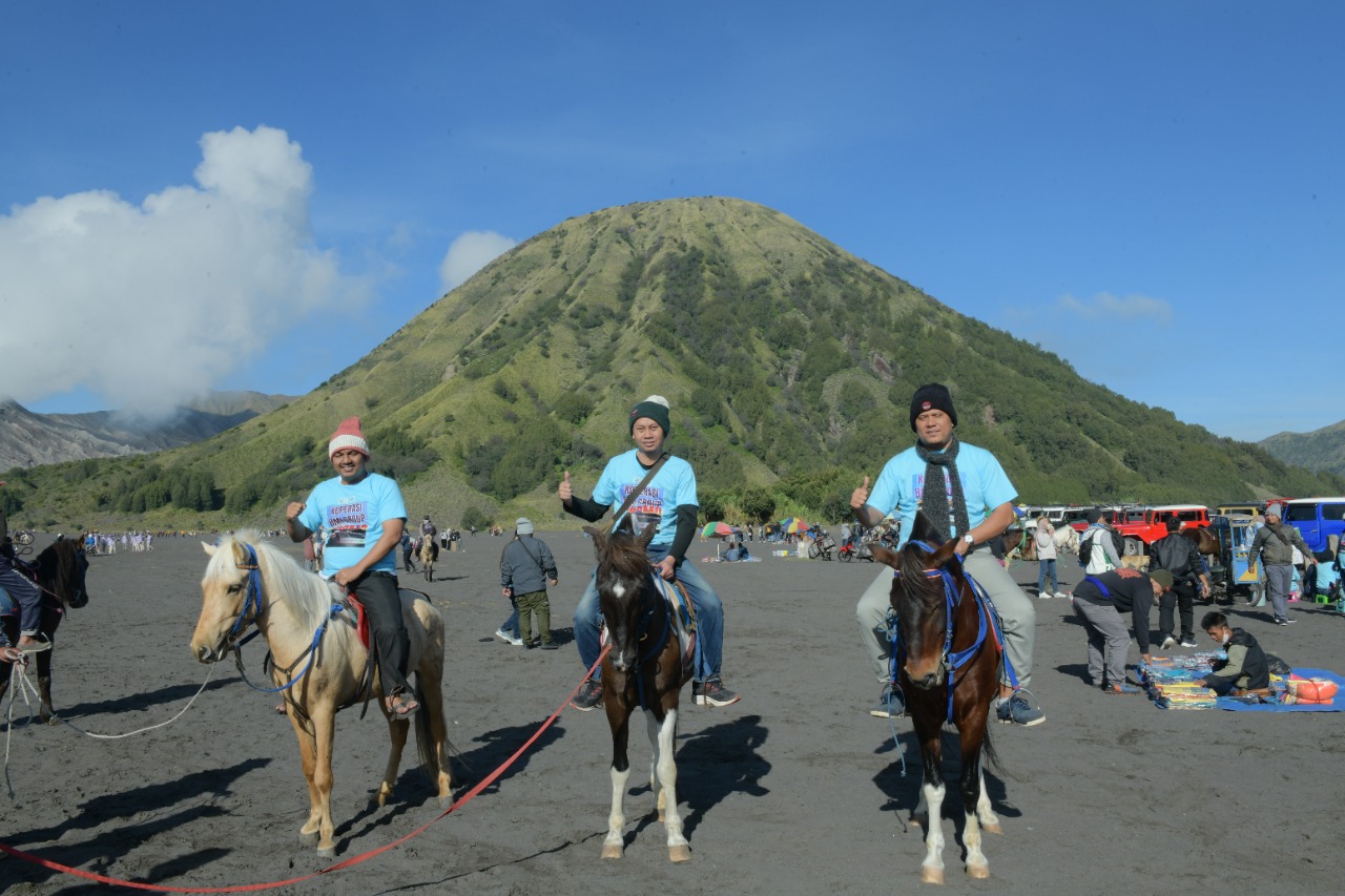 Mengejar Sunrise Di Bromo Dan Berkuda Di Lautan Pasir - Klikbmi.com